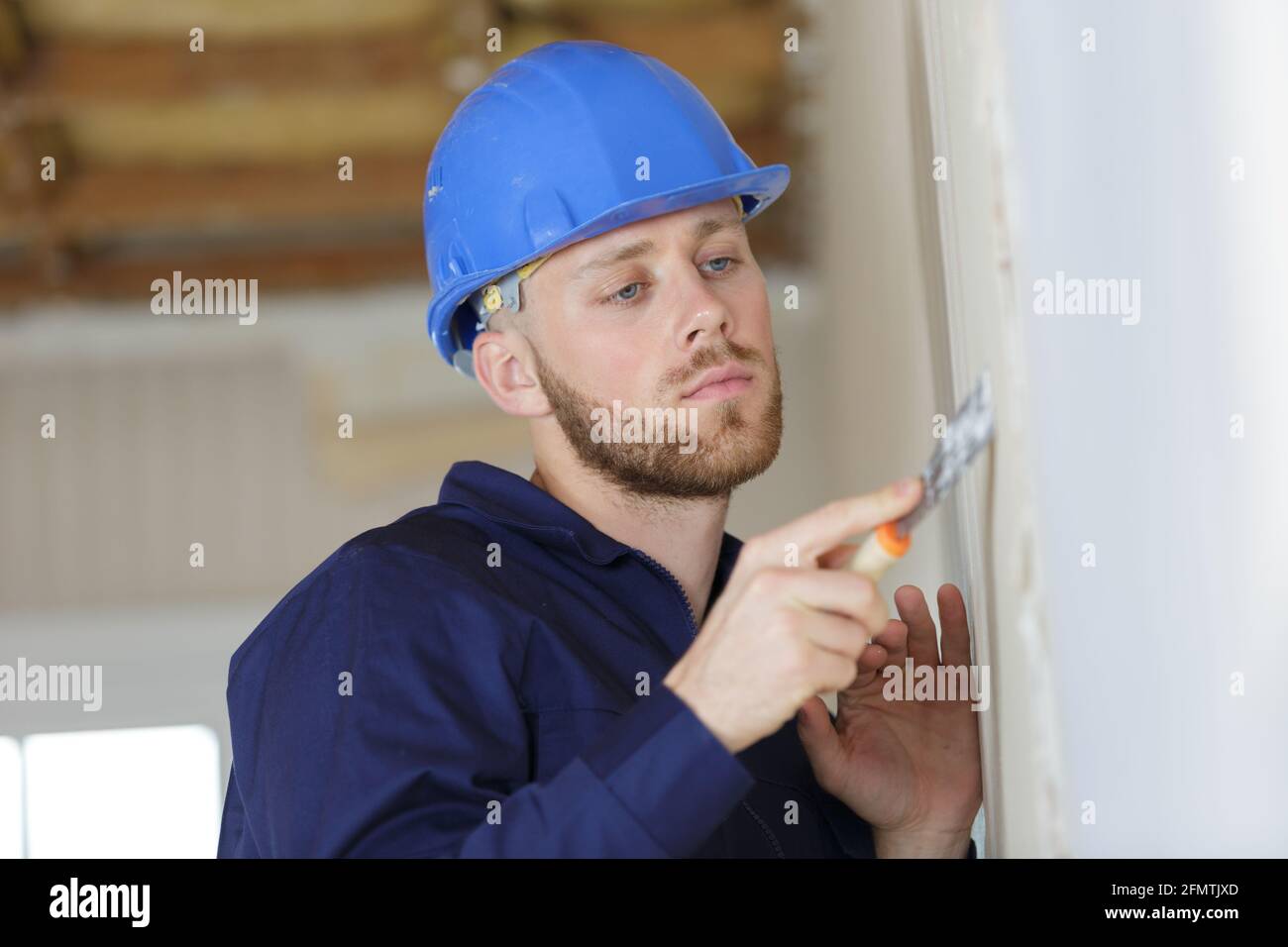 man plastering wall with trowel Stock Photo - Alamy
