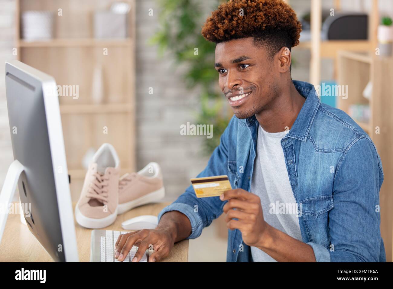 man paying with credit card on computer Stock Photo - Alamy