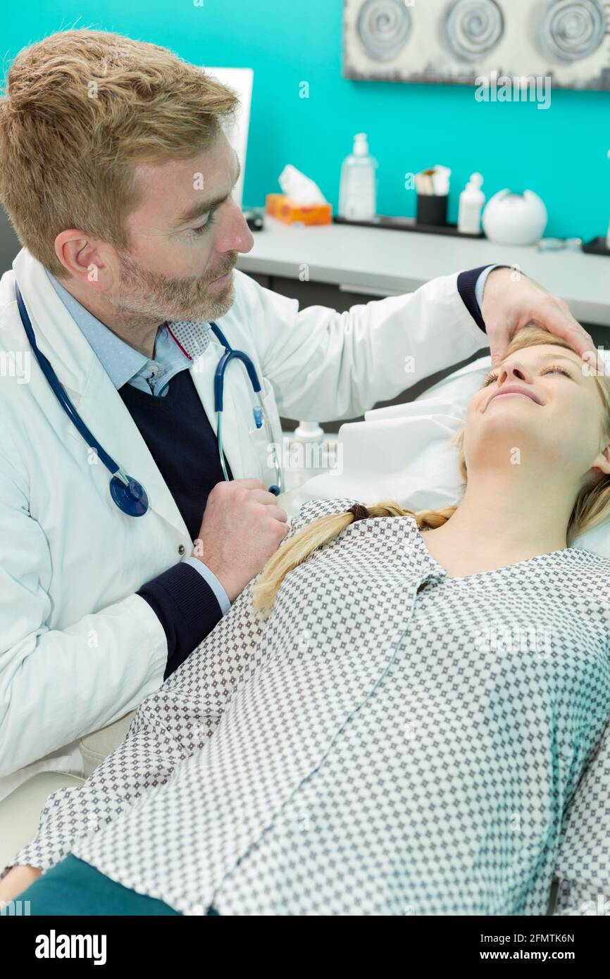 the doctor diagnoses head problem on patient Stock Photo - Alamy