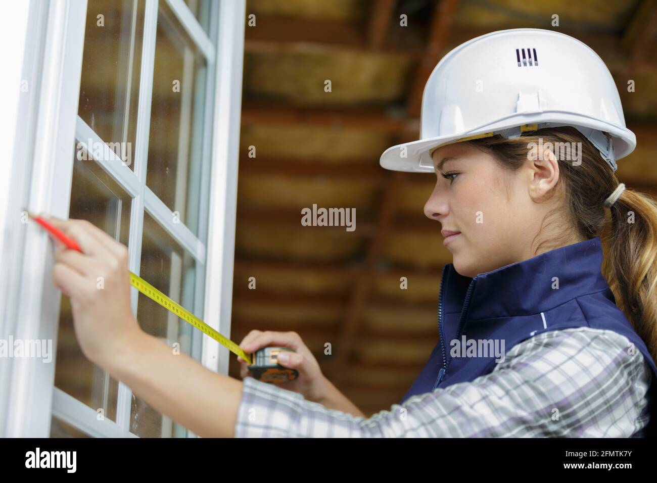 portrait of a woman builder measuring window Stock Photo - Alamy