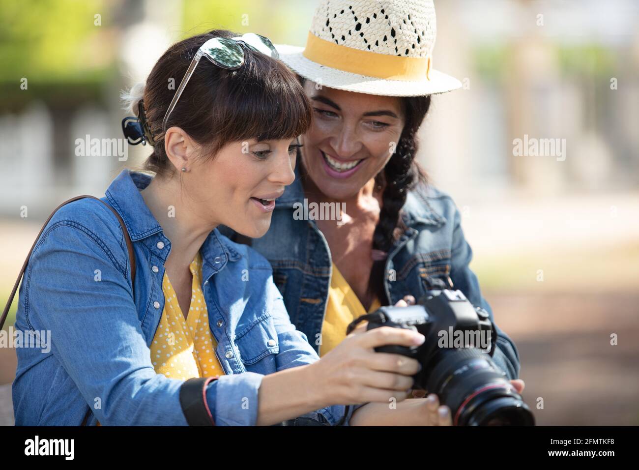food bloggers taking photos for their blog Stock Photo - Alamy