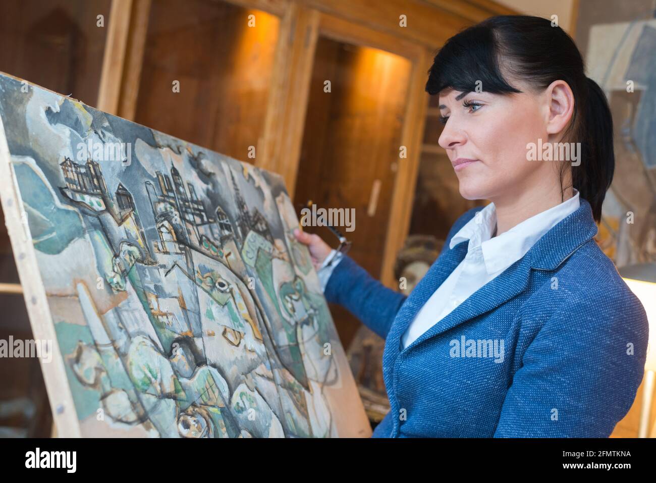 Contemporary critic hi-res stock photography and images - Alamy