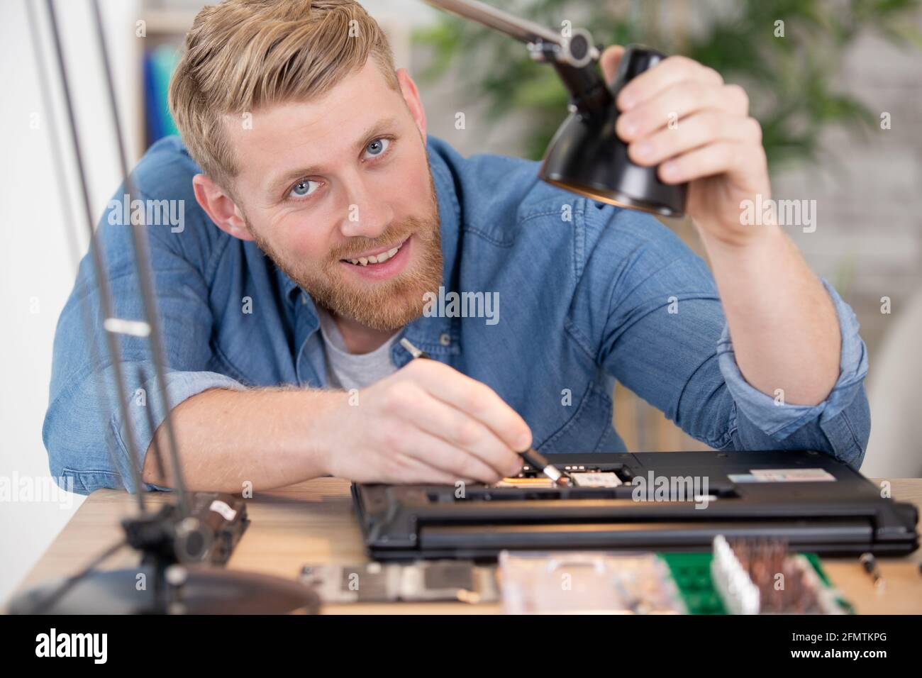 Man repairs one computer hi-res stock photography and images - Alamy