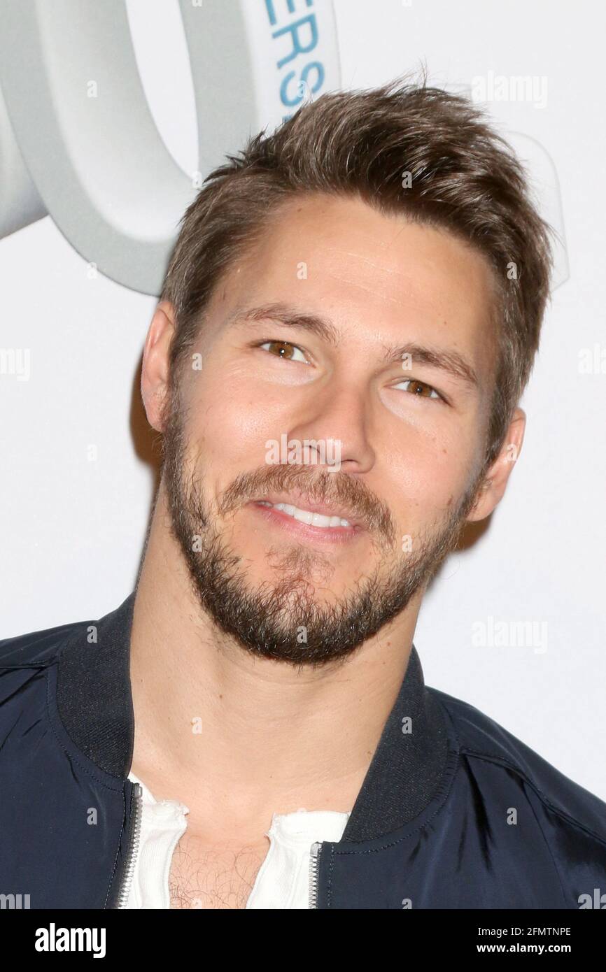 LOS ANGELES - MAR 23: Scott Clifton at the On Set celebration of 30 ...