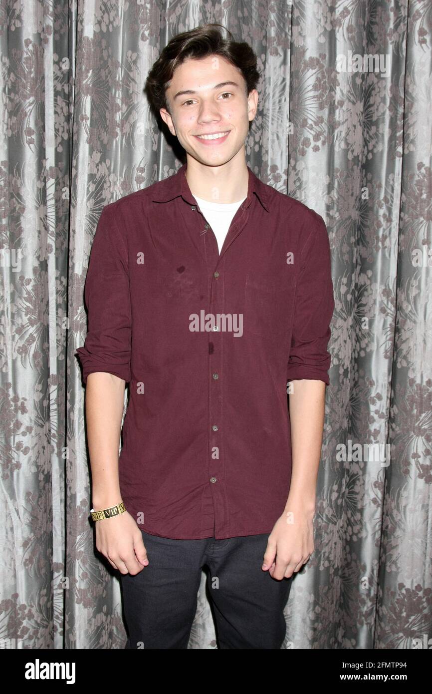 LOS ANGELES - AUG 20: Anthony Turpel at the Bold and the Beautiful Fan ...