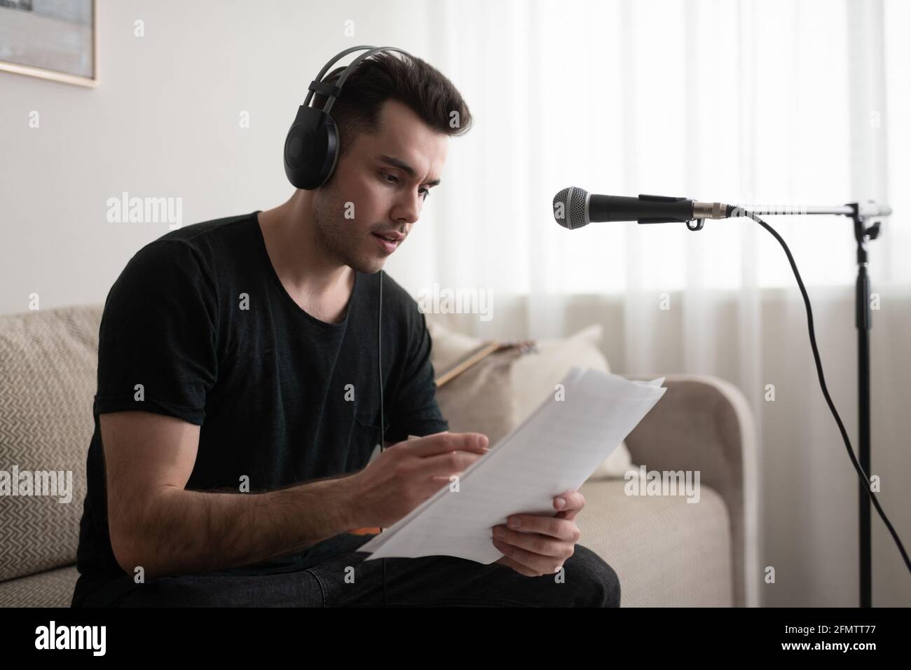 Musician reading sheet music hi-res stock photography and images - Alamy