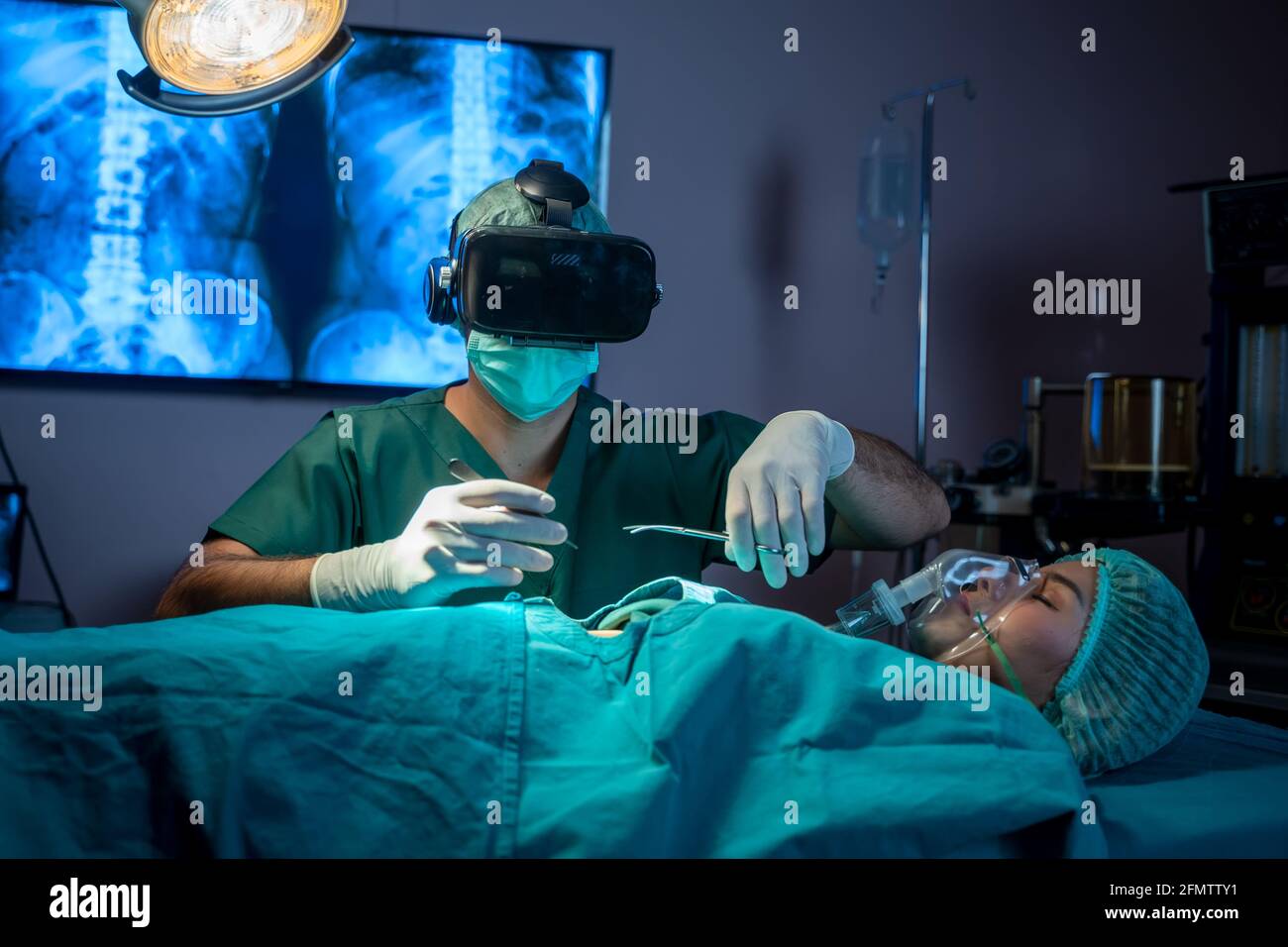 Medical team operating patient hi-res stock photography and images - Alamy