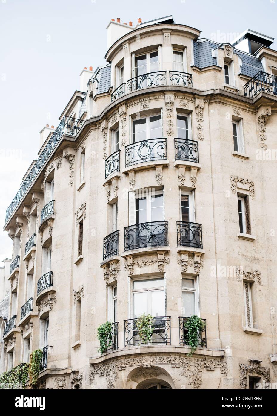 Paris urban life hi-res stock photography and images - Alamy