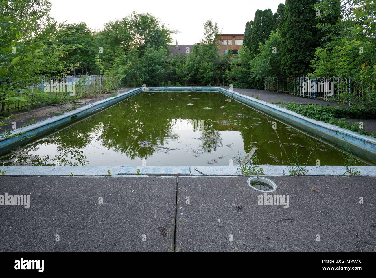 Anbandoned outdoor pool hi-res stock photography and images - Alamy