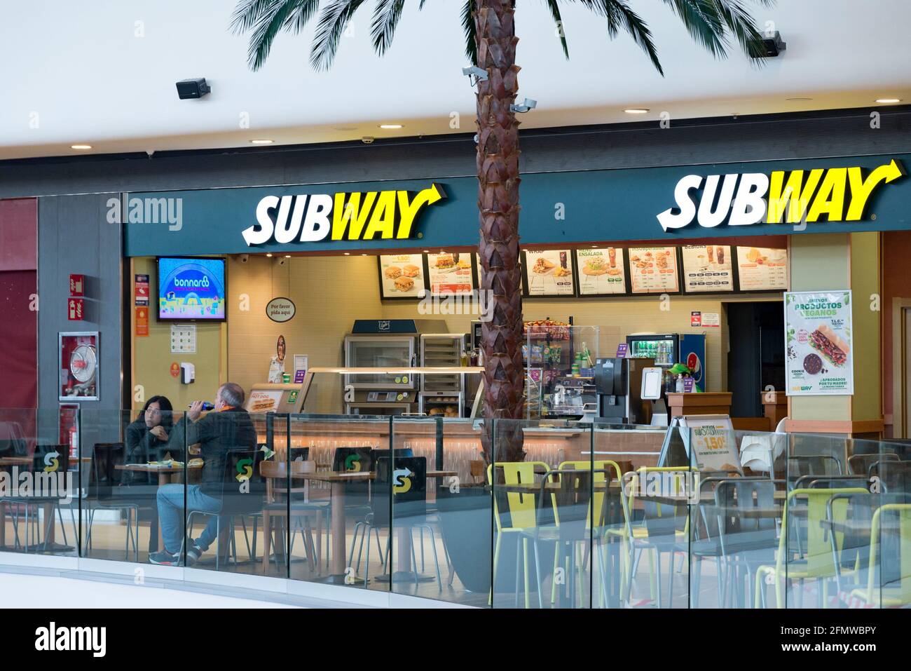 A couple seen eating in a Subway fast food restaurant. (Photo by Xisco ...