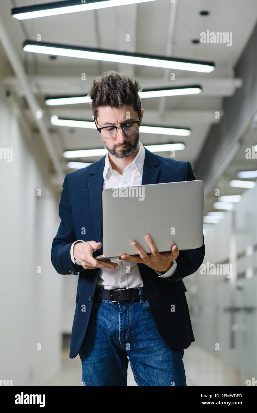 Portrait indian man wearing glasses hi-res stock photography and images ...