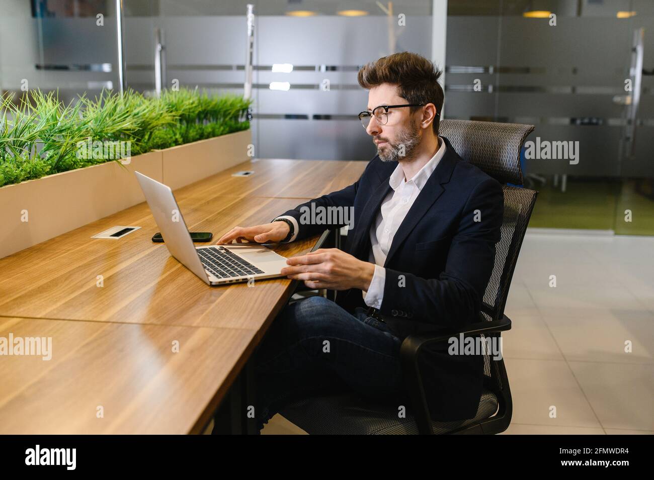Portrait indian man wearing glasses hi-res stock photography and images ...