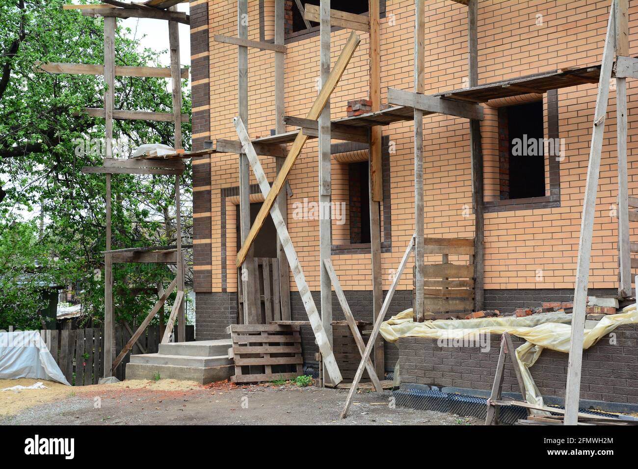 Windows house under construction hi-res stock photography and images ...