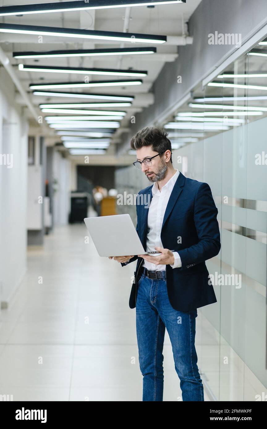 Portrait indian man wearing glasses hi-res stock photography and images ...