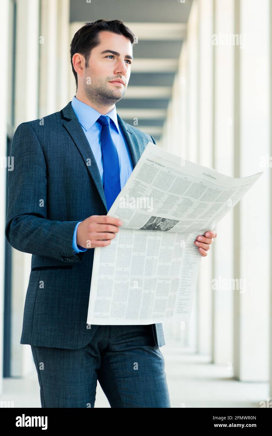 People reading newspaper walking hi-res stock photography and images ...