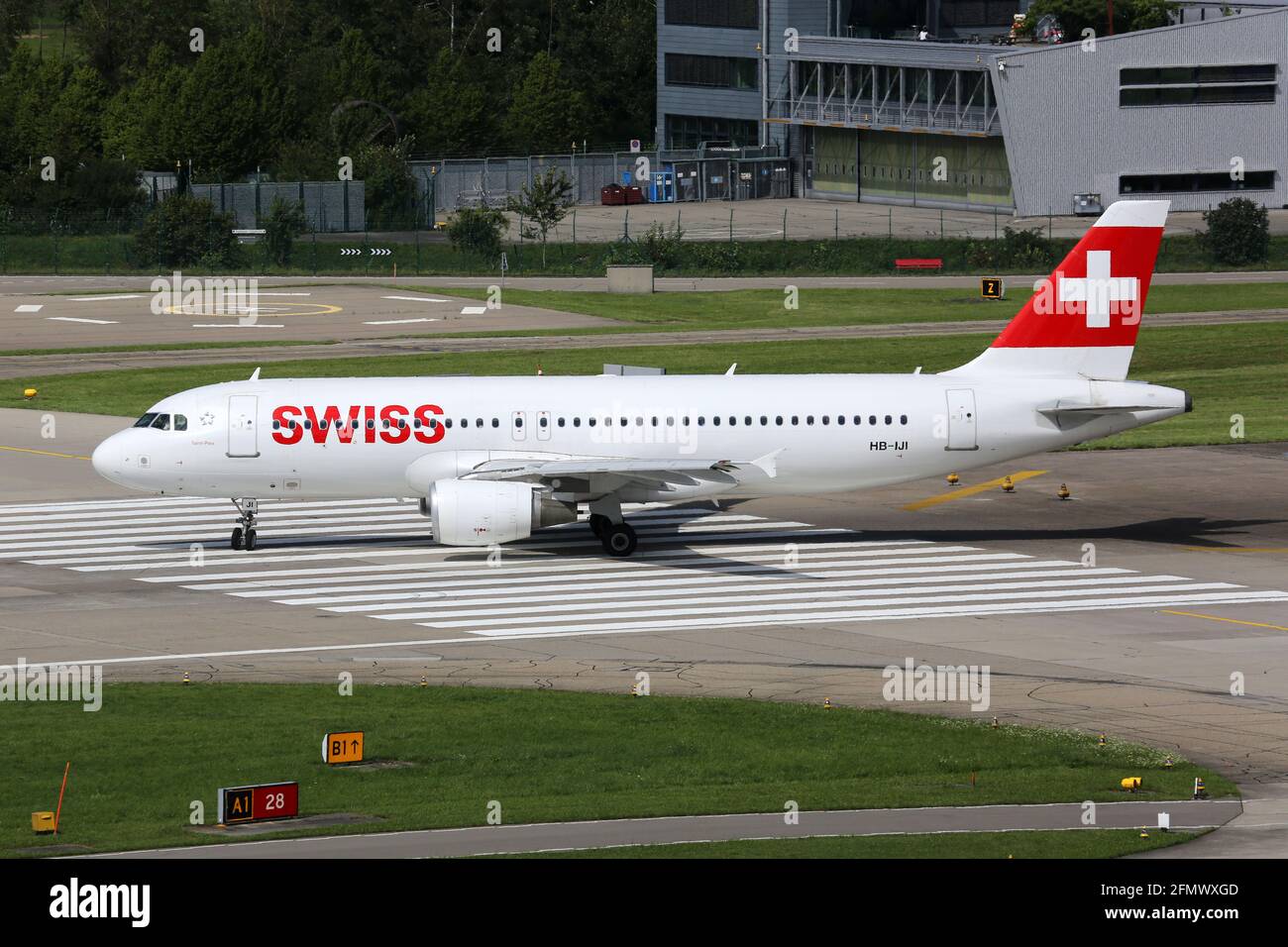 Zurich, Switzerland – 29. Juli 2016: Swiss Air Lines Airbus A320 at ... Zurich, Switzerland – 29. Juli 2016: Swiss Air Lines Airbus A320 at ...