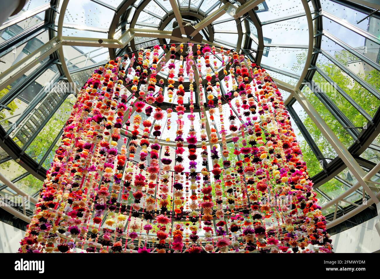 Business atrium flowers hi-res stock photography and images - Alamy