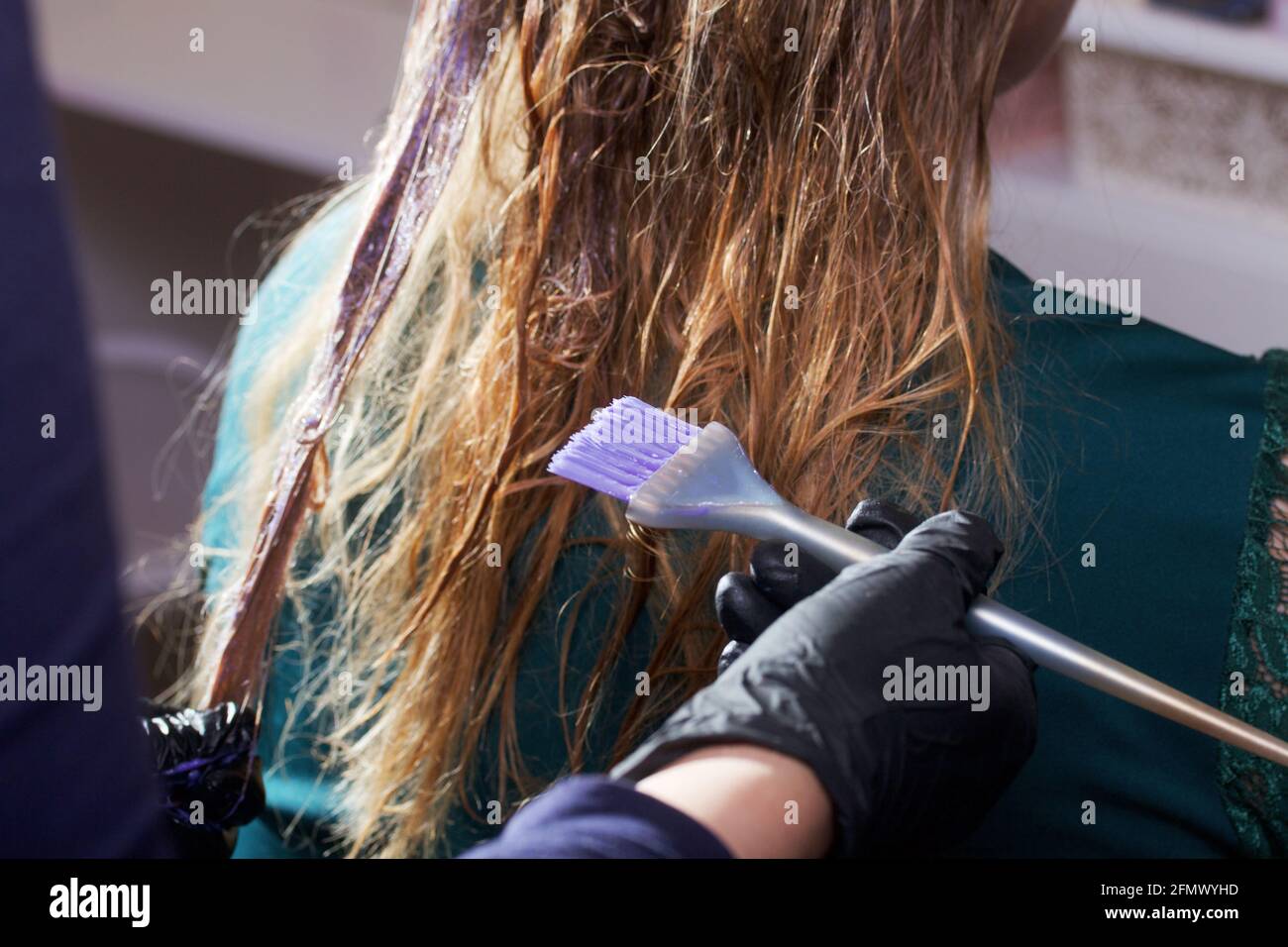 Hairdresser at work. Hair coloring. Apply hair dye Stock Photo - Alamy
