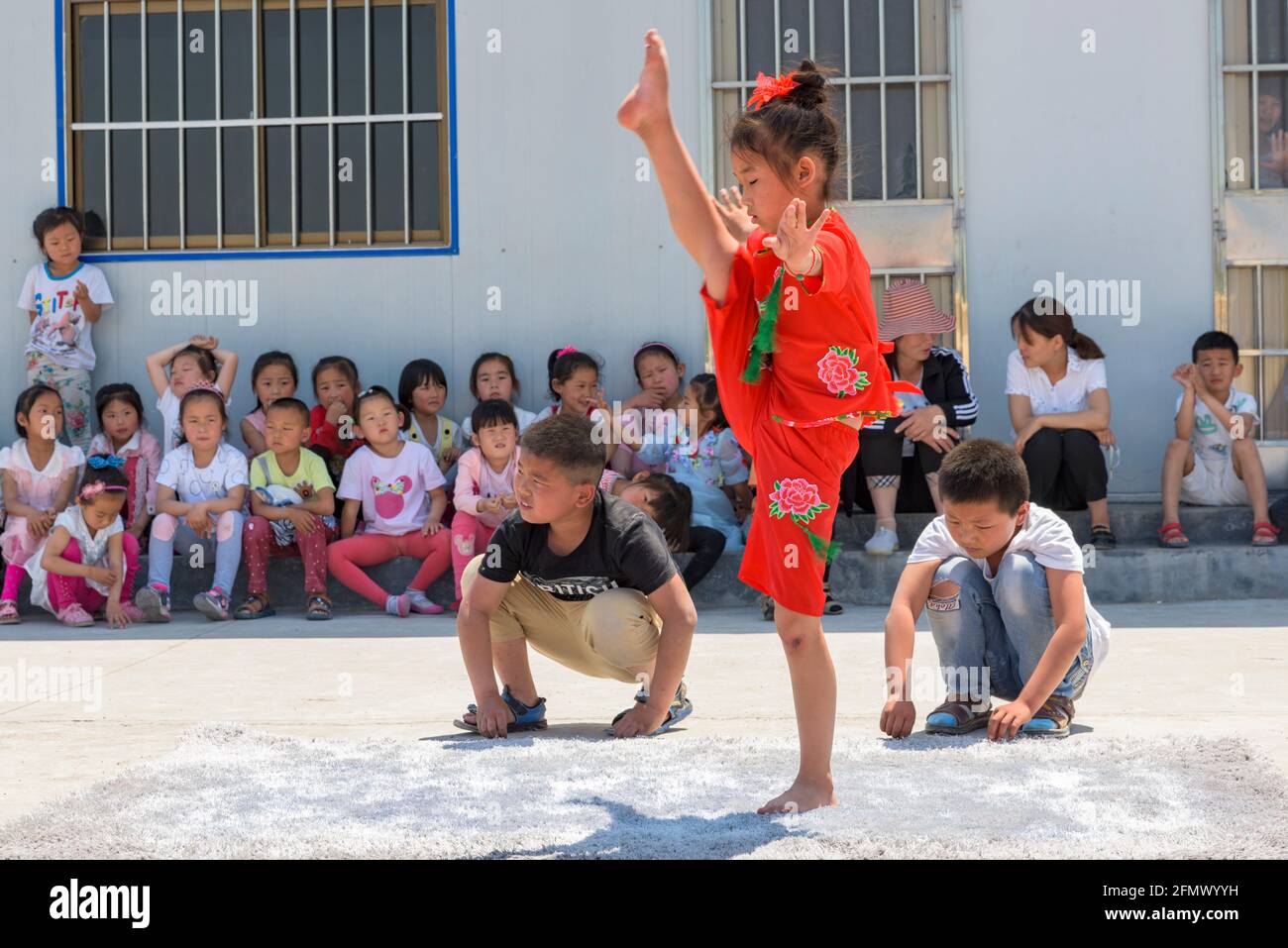 Chinese school girl dancing hi-res stock photography and images - Alamy