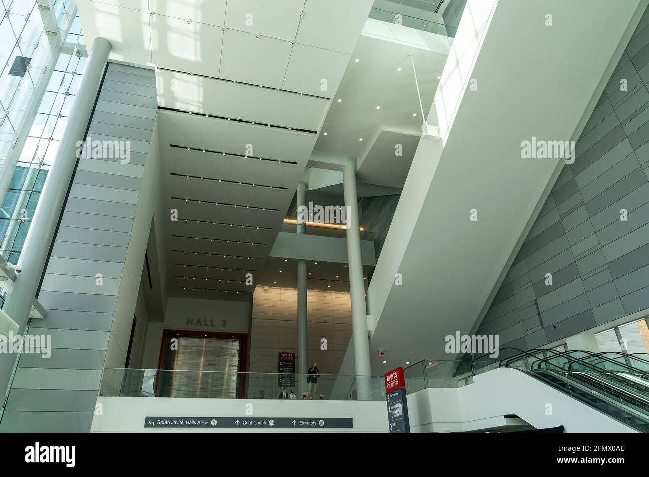Javits center covid interior hi-res stock photography and images - Alamy