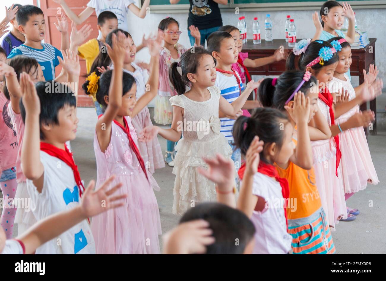 Students clapping in classroom hi-res stock photography and images - Alamy