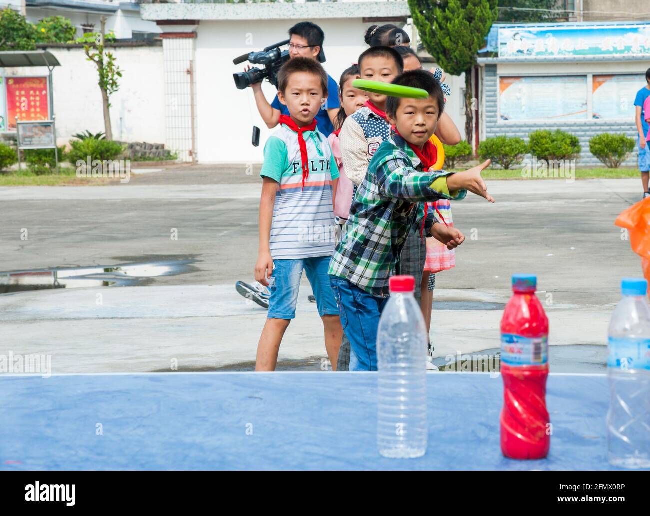 Students clapping in classroom hi-res stock photography and images - Alamy