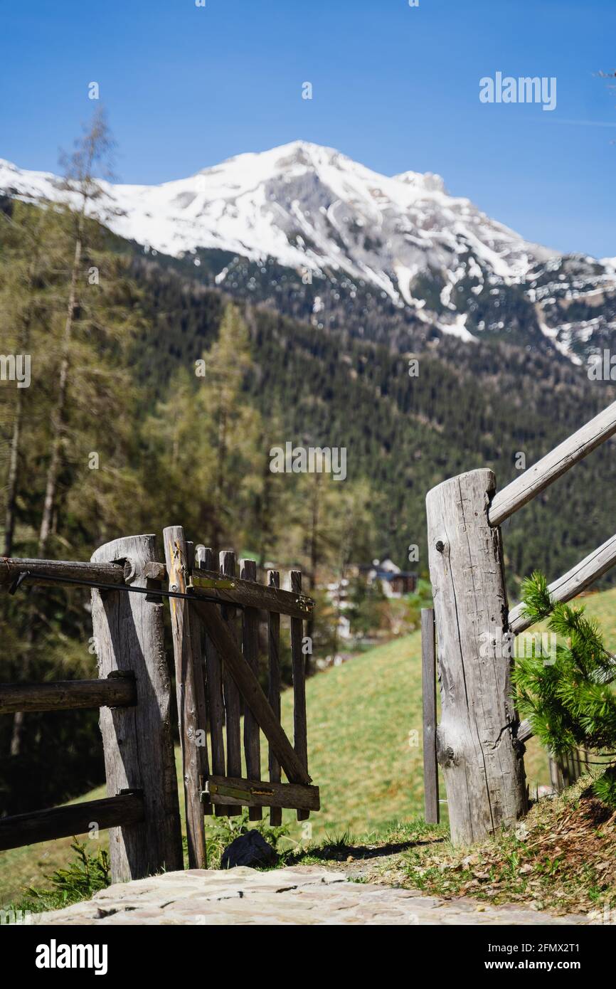 Snow covered wooden gate hi-res stock photography and images - Alamy