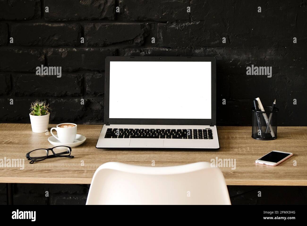 Empty office desk front hi-res stock photography and images - Alamy