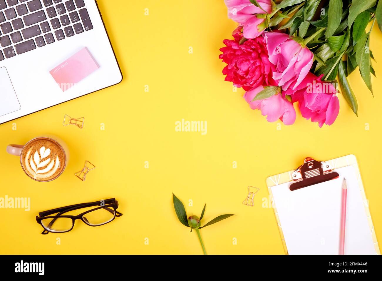 Woman flowers office desk hi-res stock photography and images - Alamy