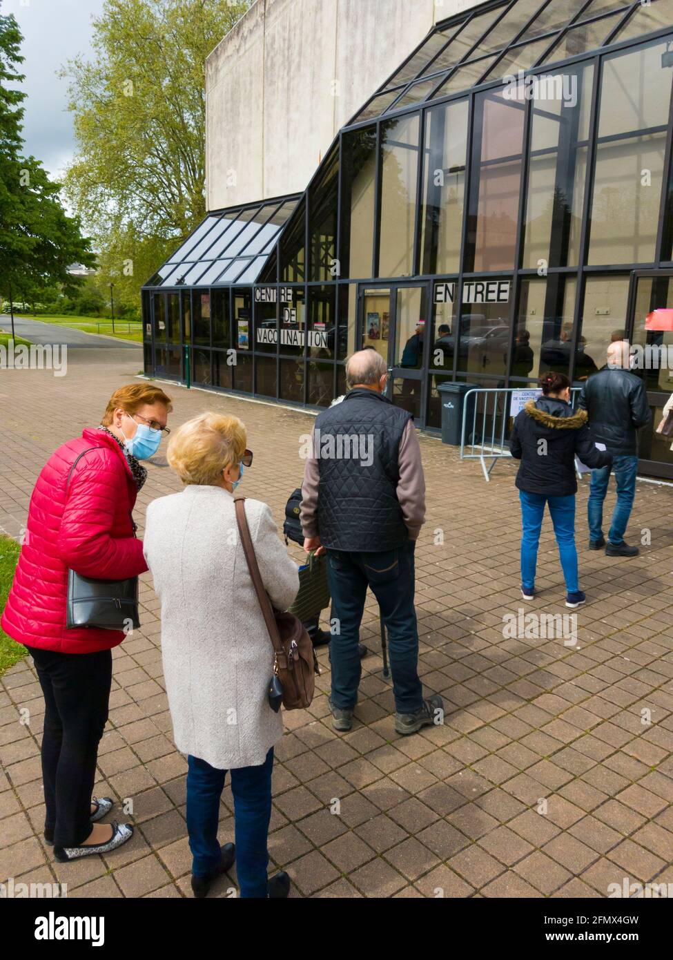 People queue up vaccination hi-res stock photography and images - Alamy