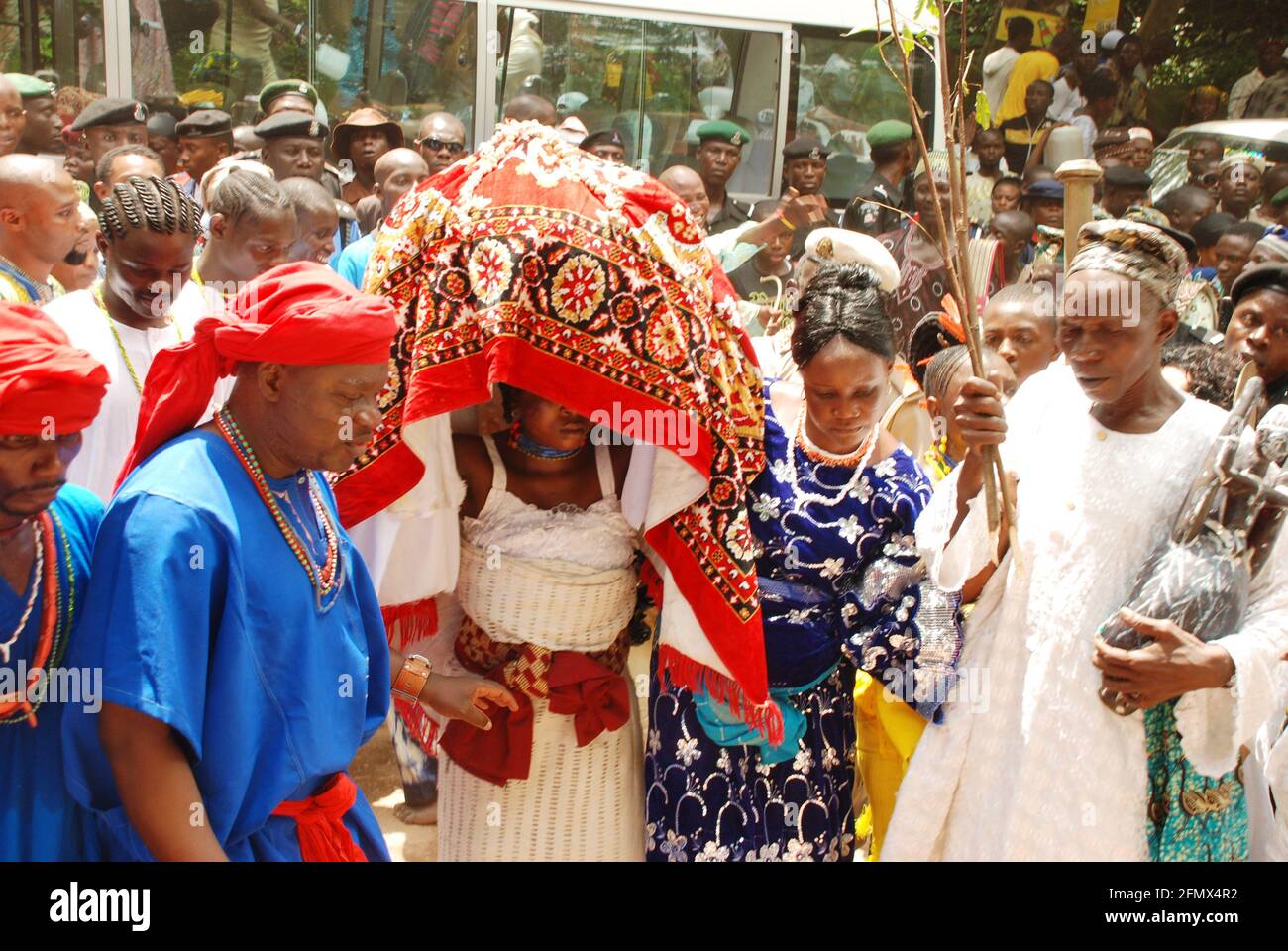 Osun Osogbo: Arugba leading the spiritual procession to Osun River ...