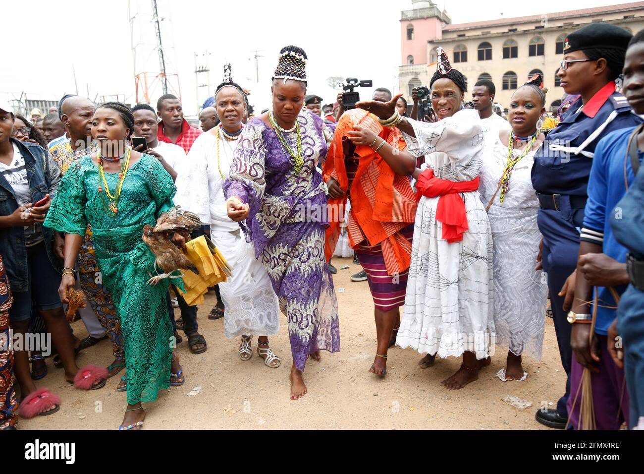 Osun Osogbo: Arugba undergoing ritual rites before the festival Stock ...