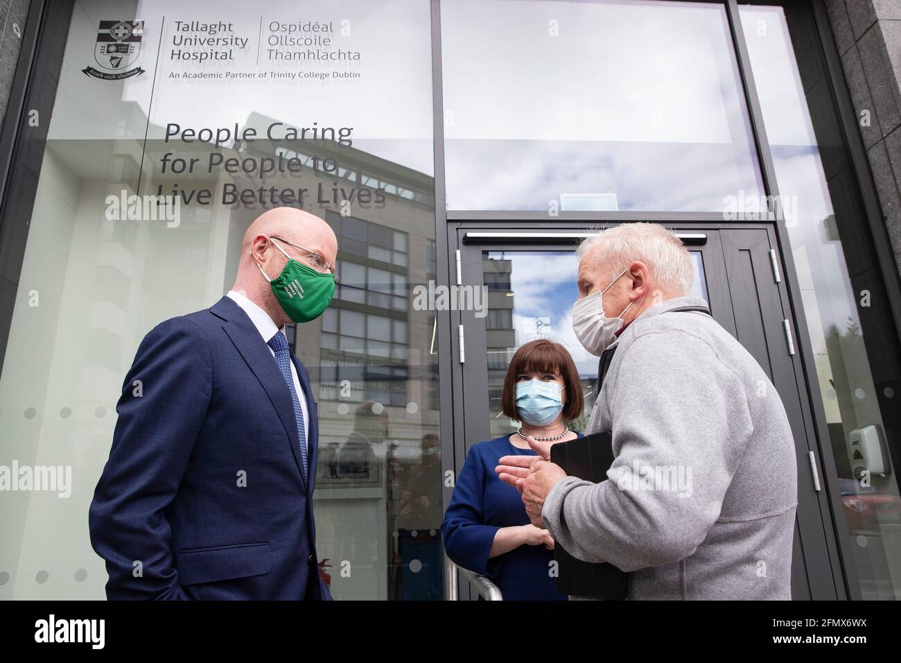 Health Minister Stephen Donnelly (left) in conversation with Tommy ...