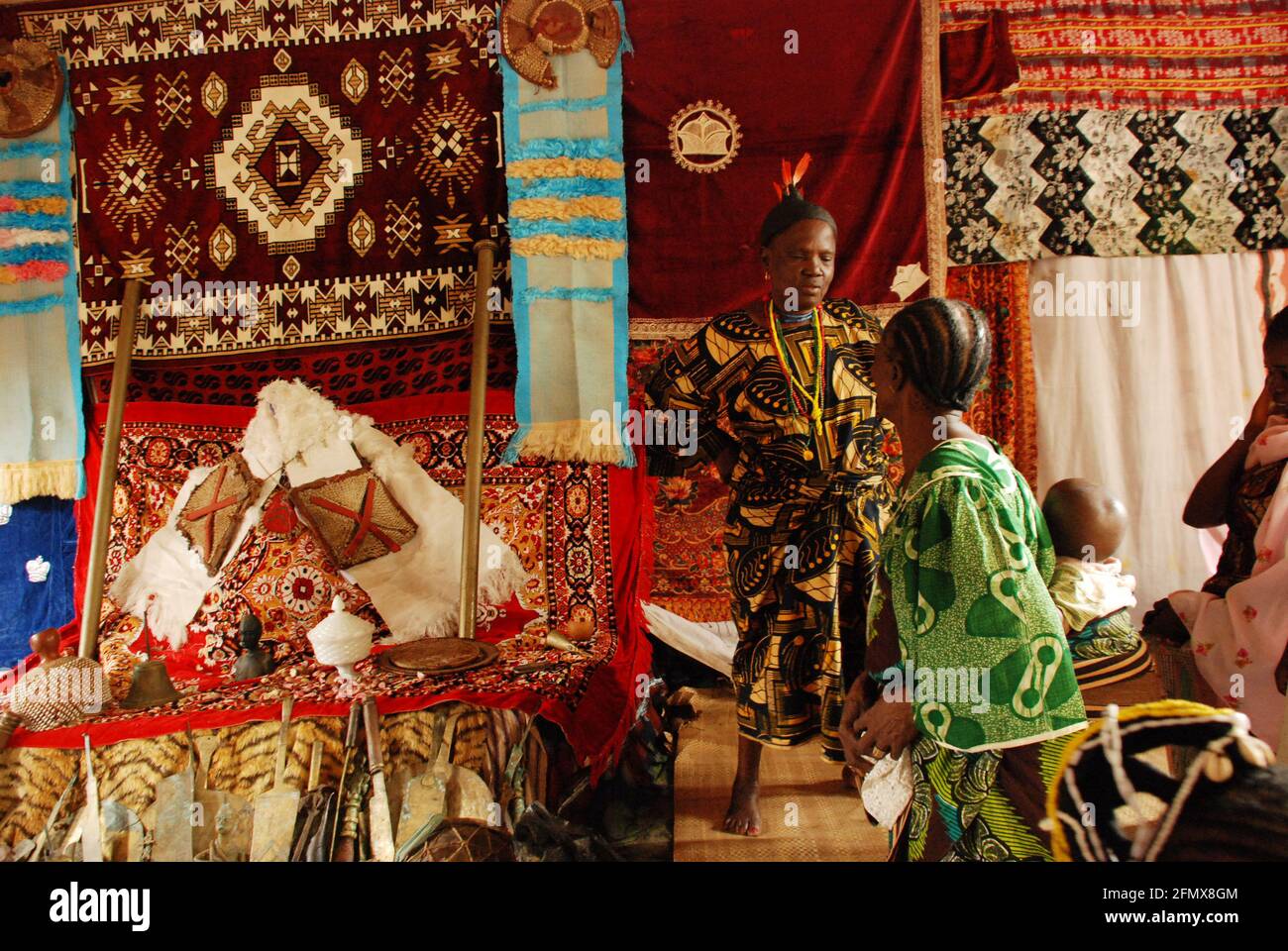 Osun priestess hi-res stock photography and images - Alamy