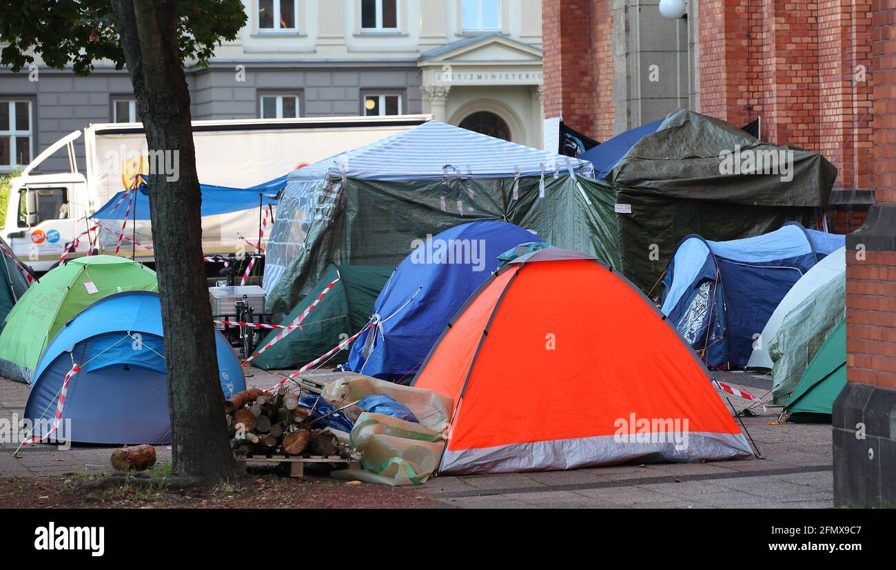 Zelte sind auf einem Kirchengelände in Düsseldorf gegenüber dem ...