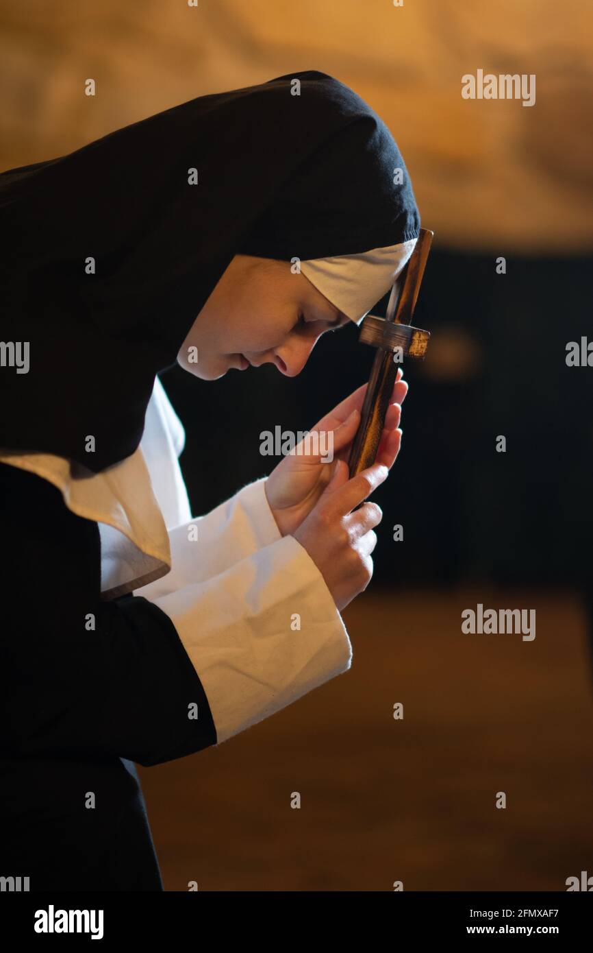 Nun with a cross hi-res stock photography and images - Alamy