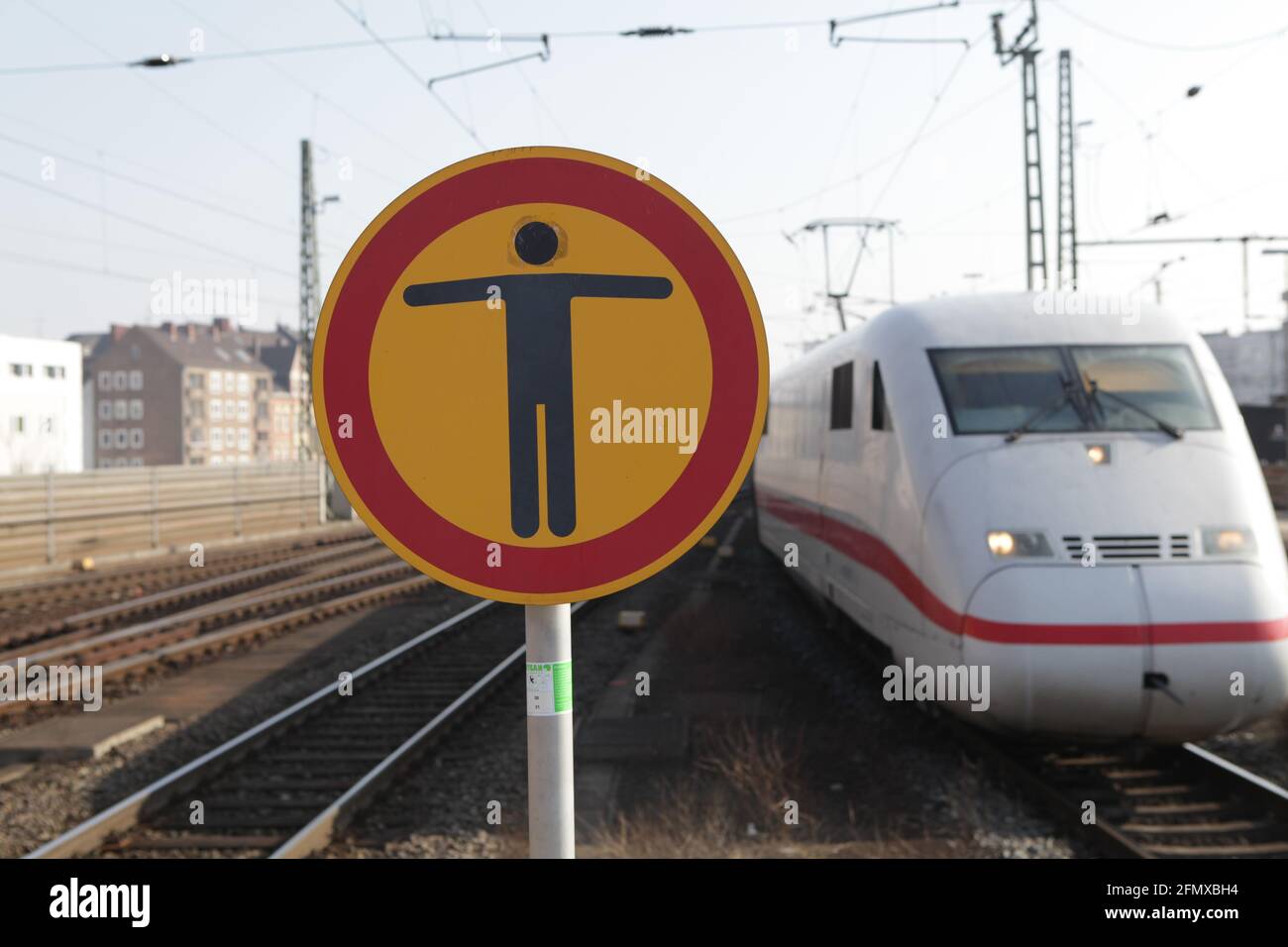 Stop Betreten Verboten - Warnschild der Deutsche Bahn am Ende des ...