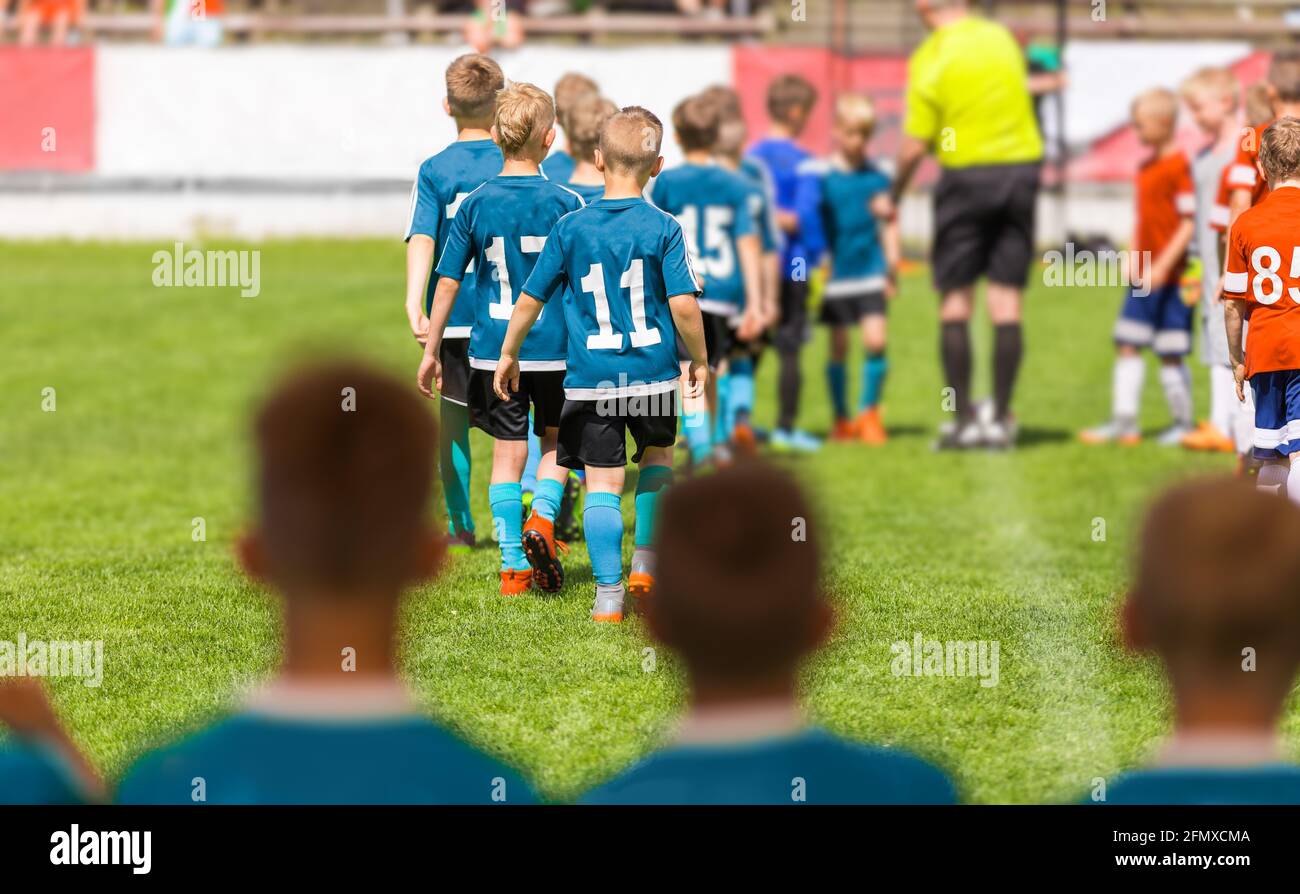 Group of people walking in stadium hi-res stock photography and images ...