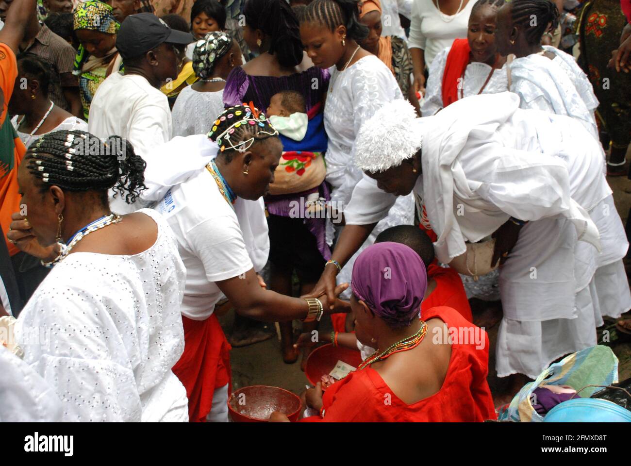 Osun Osogbo: Woman consulting an Osun Priestess during the Osun Osogbo ...