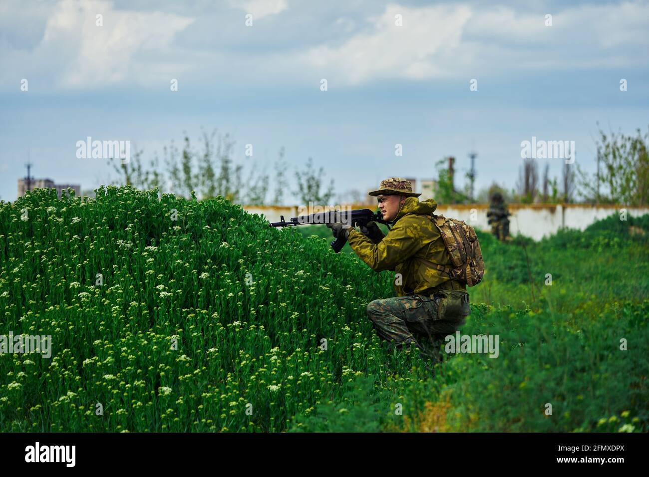 Soldier camouflage grass weapon hi-res stock photography and images - Alamy