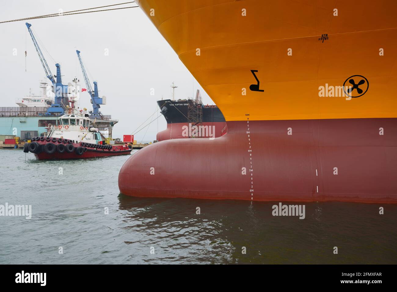 vessel maneuvering by tug boats for berthing Stock Photo - Alamy
