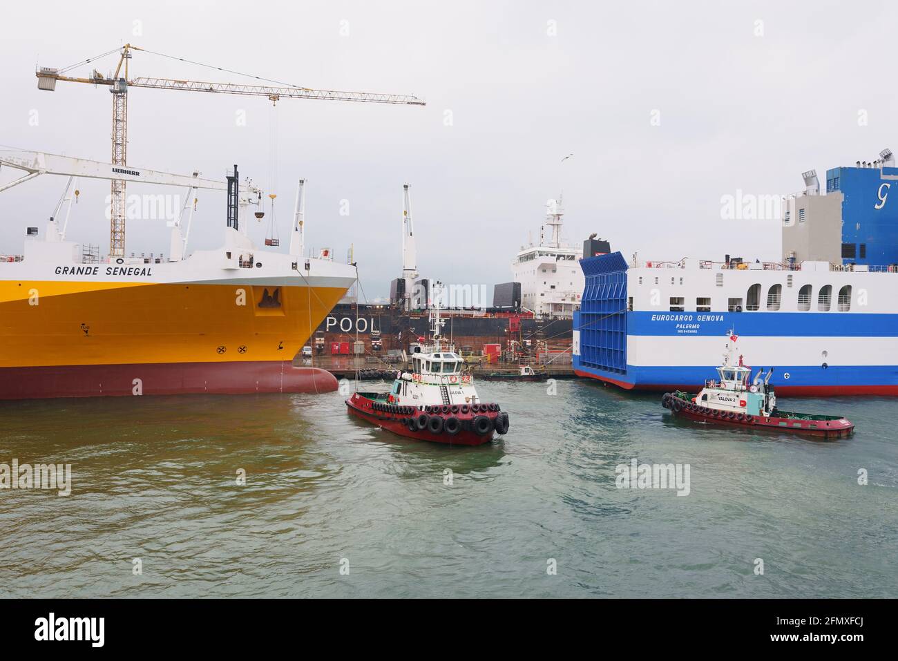 vessel maneuvering by tug boats for berthing Stock Photo - Alamy