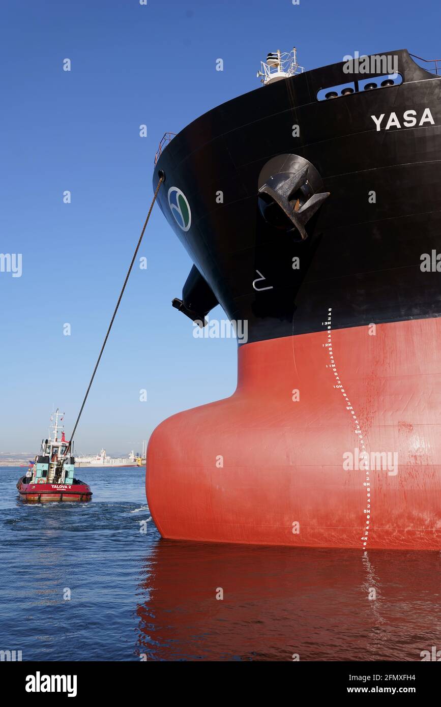 vessel maneuvering by tug boats for berthing Stock Photo - Alamy