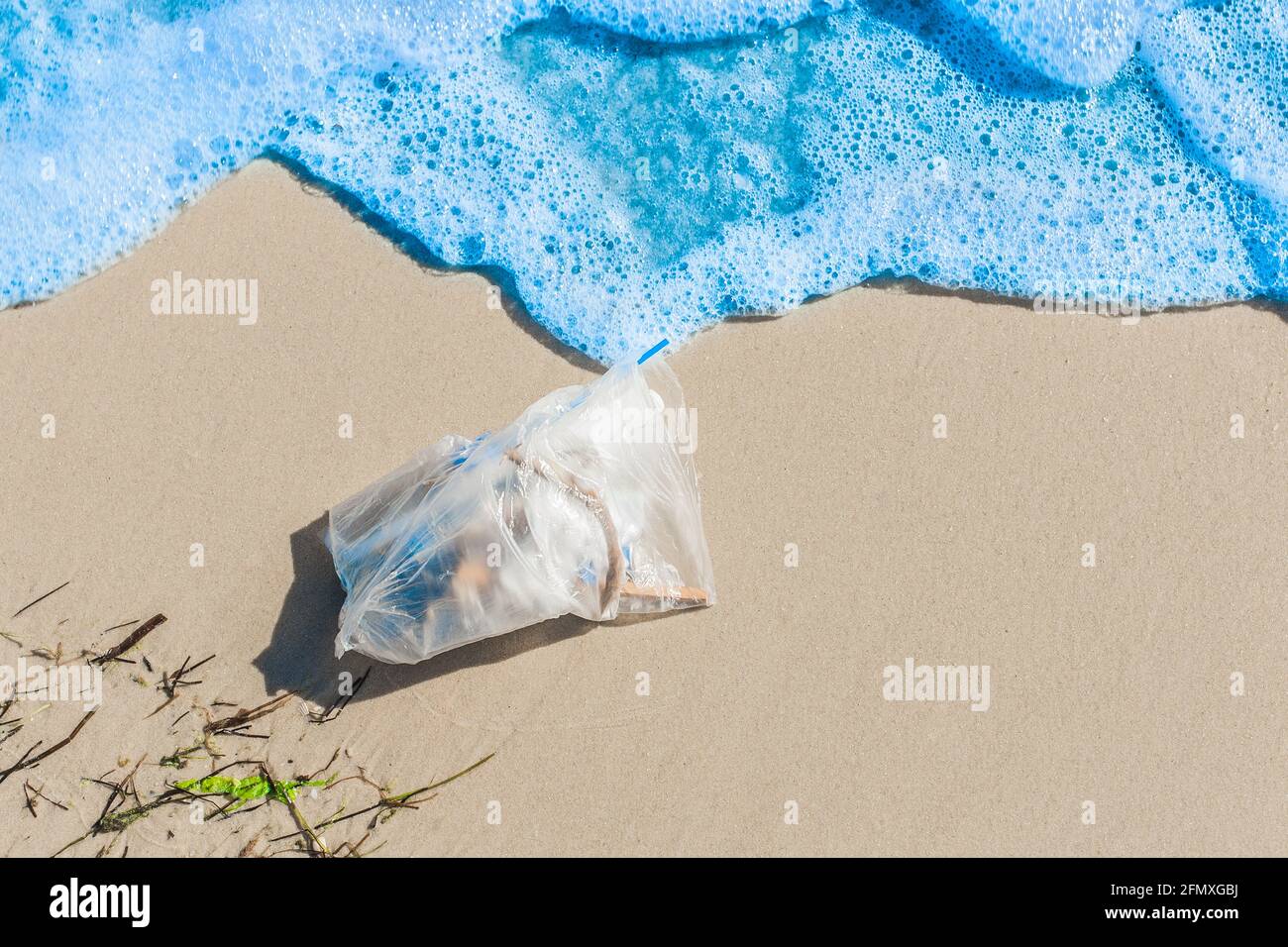 Plastic trash pile beach hi-res stock photography and images - Alamy