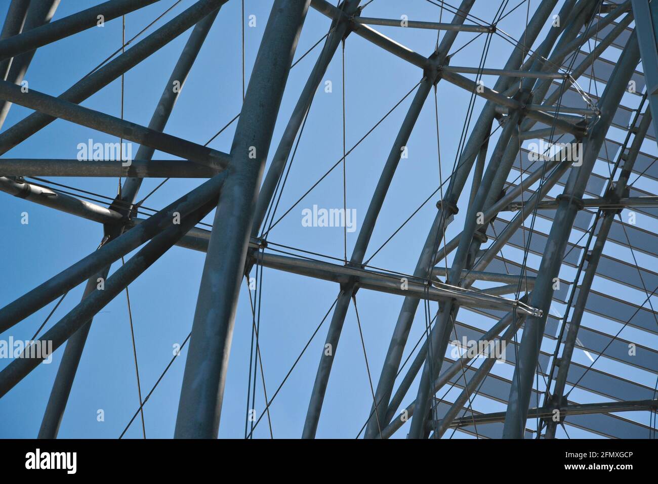 Architectural detail of the San Diego Library steel-and-mesh lattice ...
