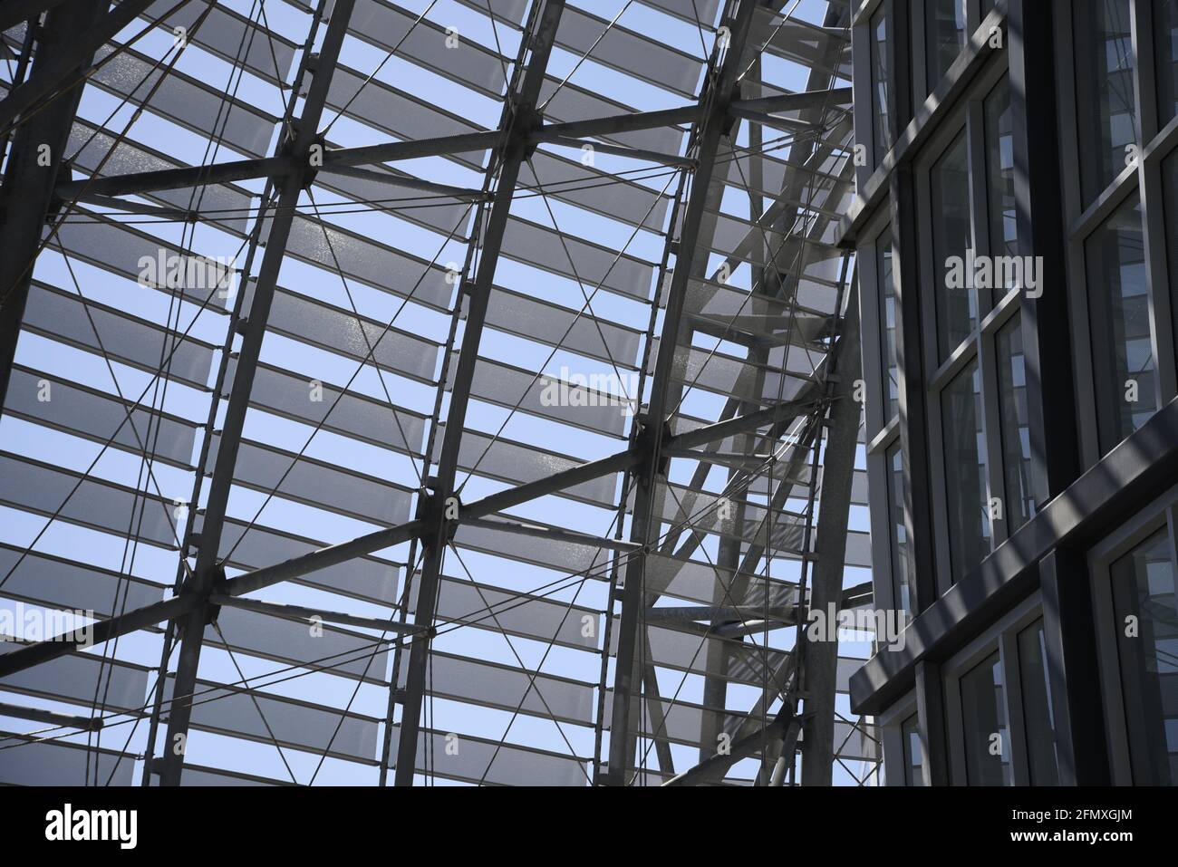 Architectural detail of the San Diego Library steel-and-mesh lattice ...