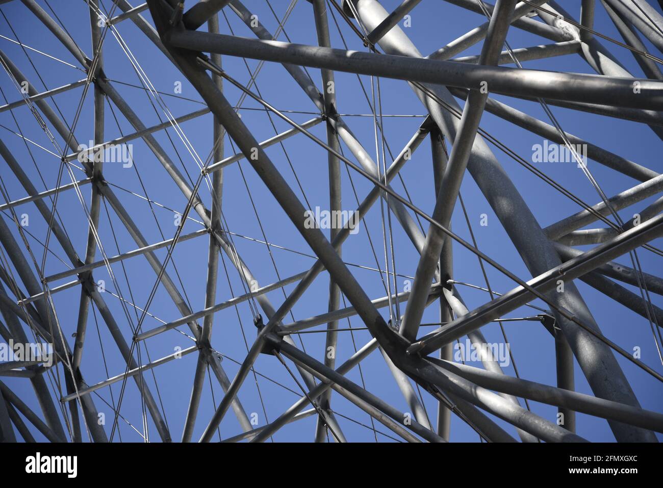 Architectural detail of the San Diego Library steel-and-mesh lattice ...