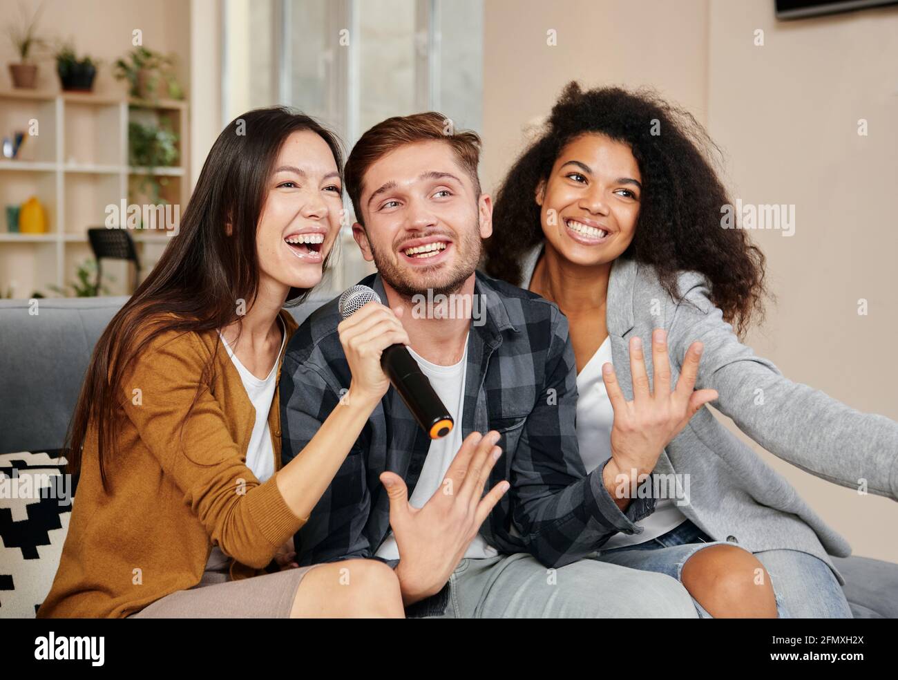 Male female singers together hi-res stock photography and images - Alamy