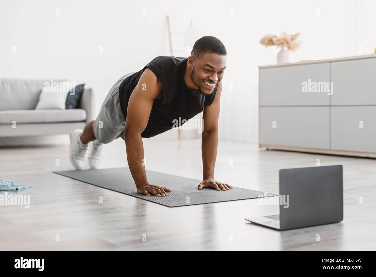 Sport man plank hi-res stock photography and images - Alamy