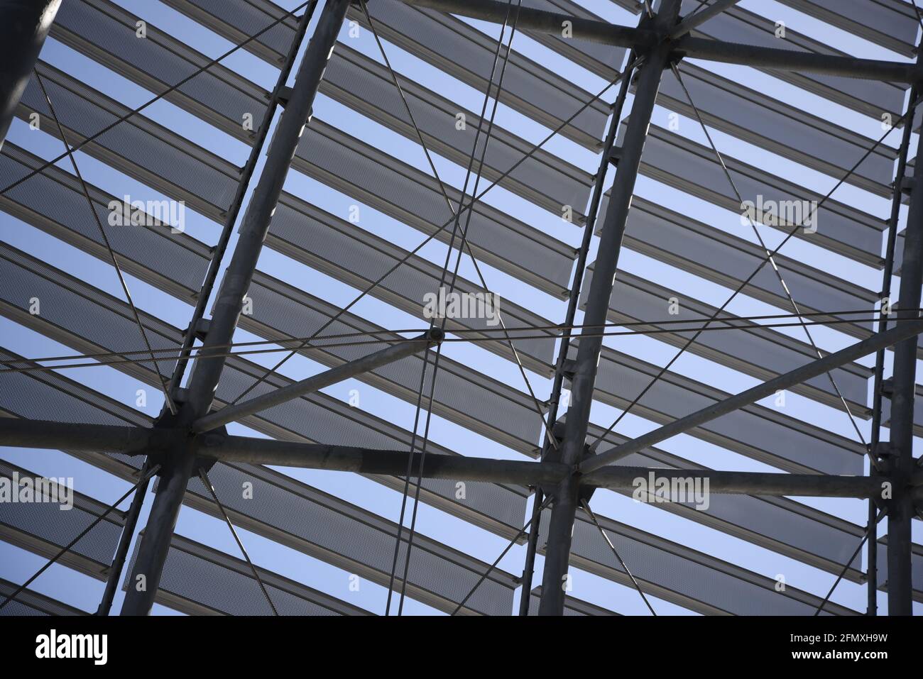 Architectural detail of the San Diego Library steel-and-mesh lattice ...